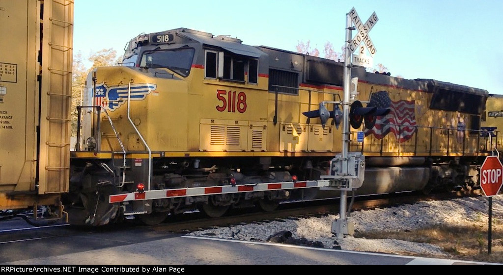 UP SD70M 5118 passes the Valleywood Rd grade crossing